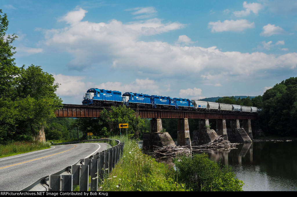 GMTX 2331 leads northbound VTR detour freight over the White River bridge